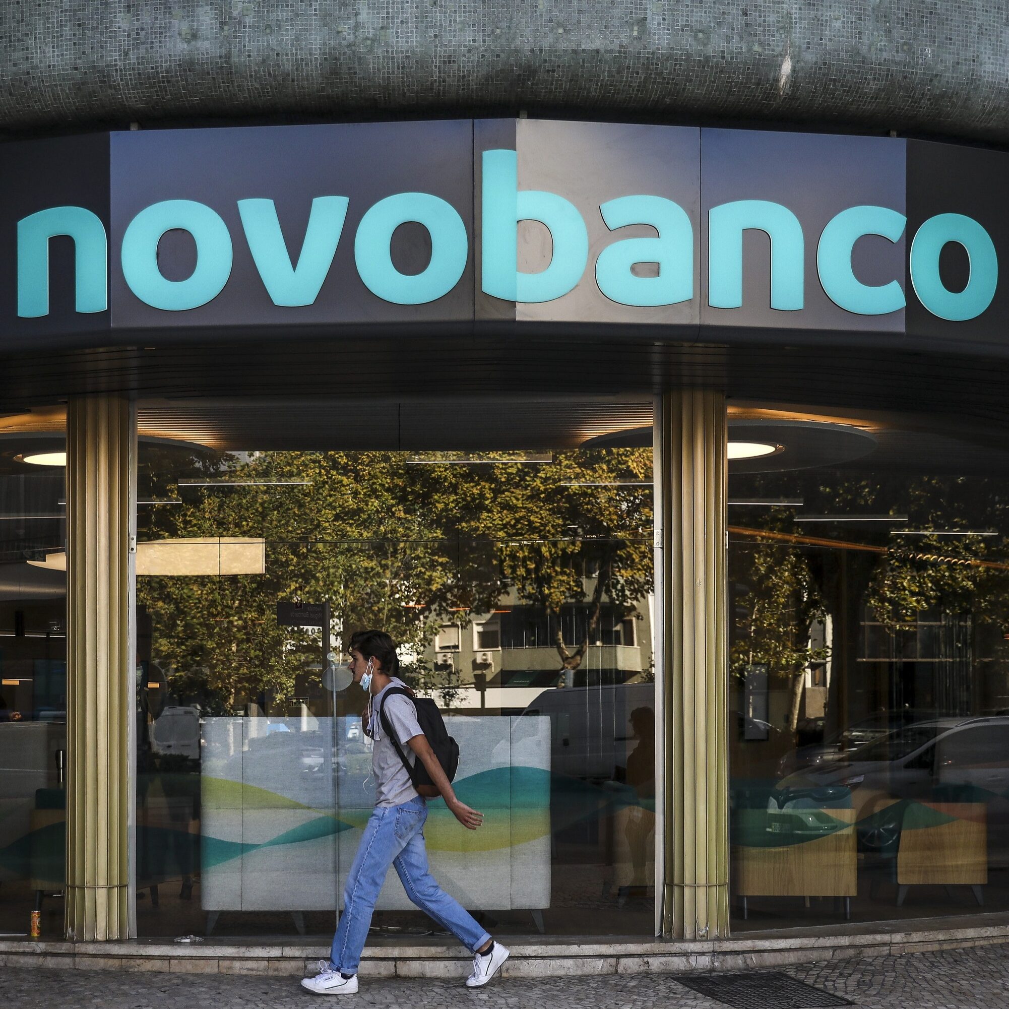 Lone Star sonda banca espanhola para vender Novobanco por dois mil ...