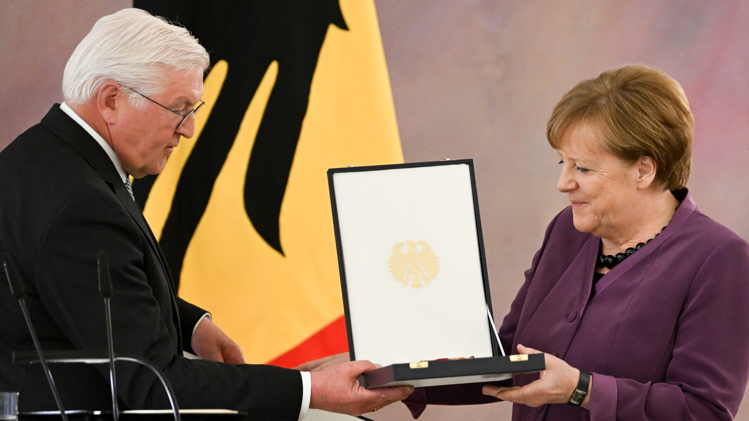 Merkel recebe mais alta condecoração alemã como líder europeia “sem ...
