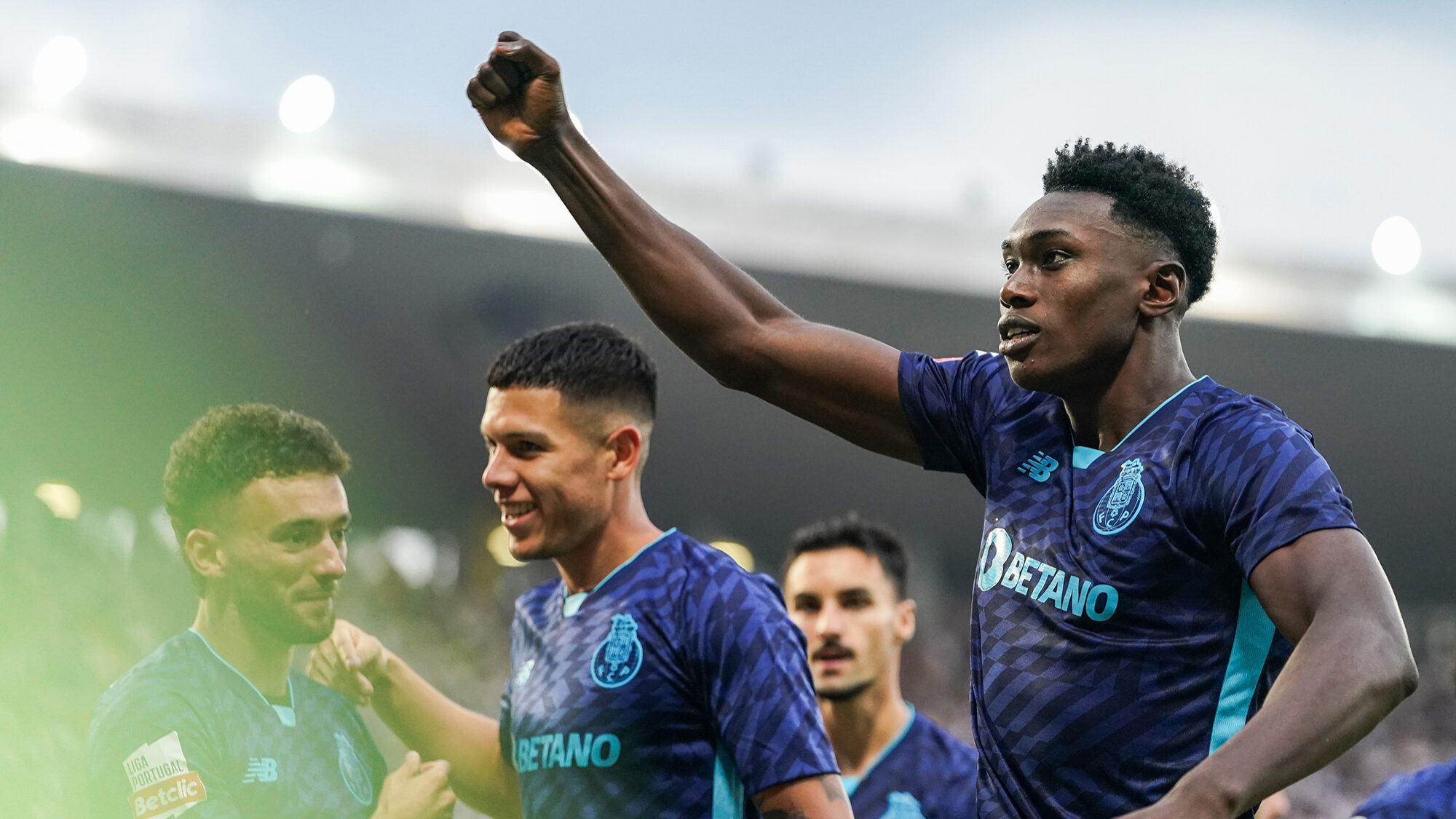 FC Porto investe 13 milhões para comprar restantes 35% do passe de Samu ...