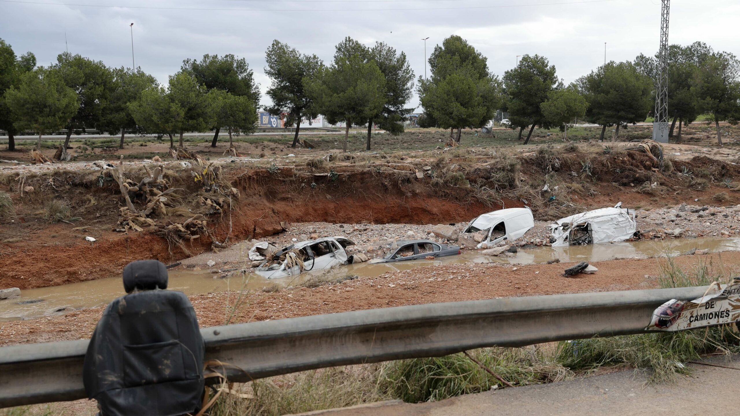 Uma noite em cima de um camião e sete horas a andar no lodo – ECO