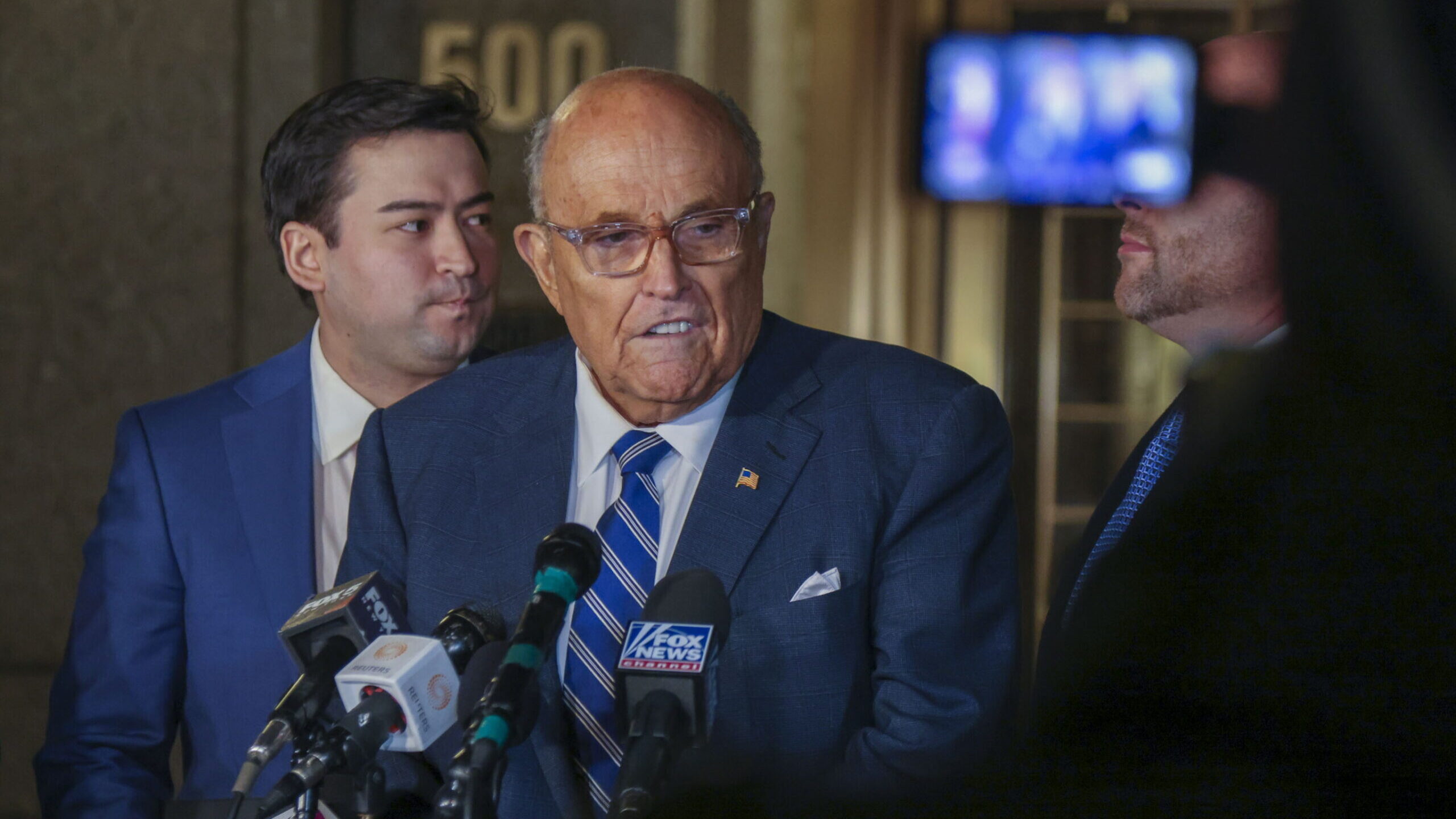Trump perdoa Rudy Giuliani e mais 76 pessoas por tentativa de reverter ...