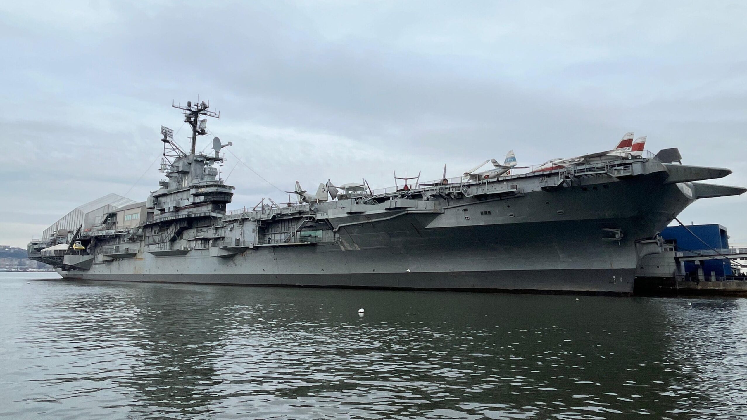 O porta-aviões americano que atracou em Lisboa em plena Guerra Fria e ...